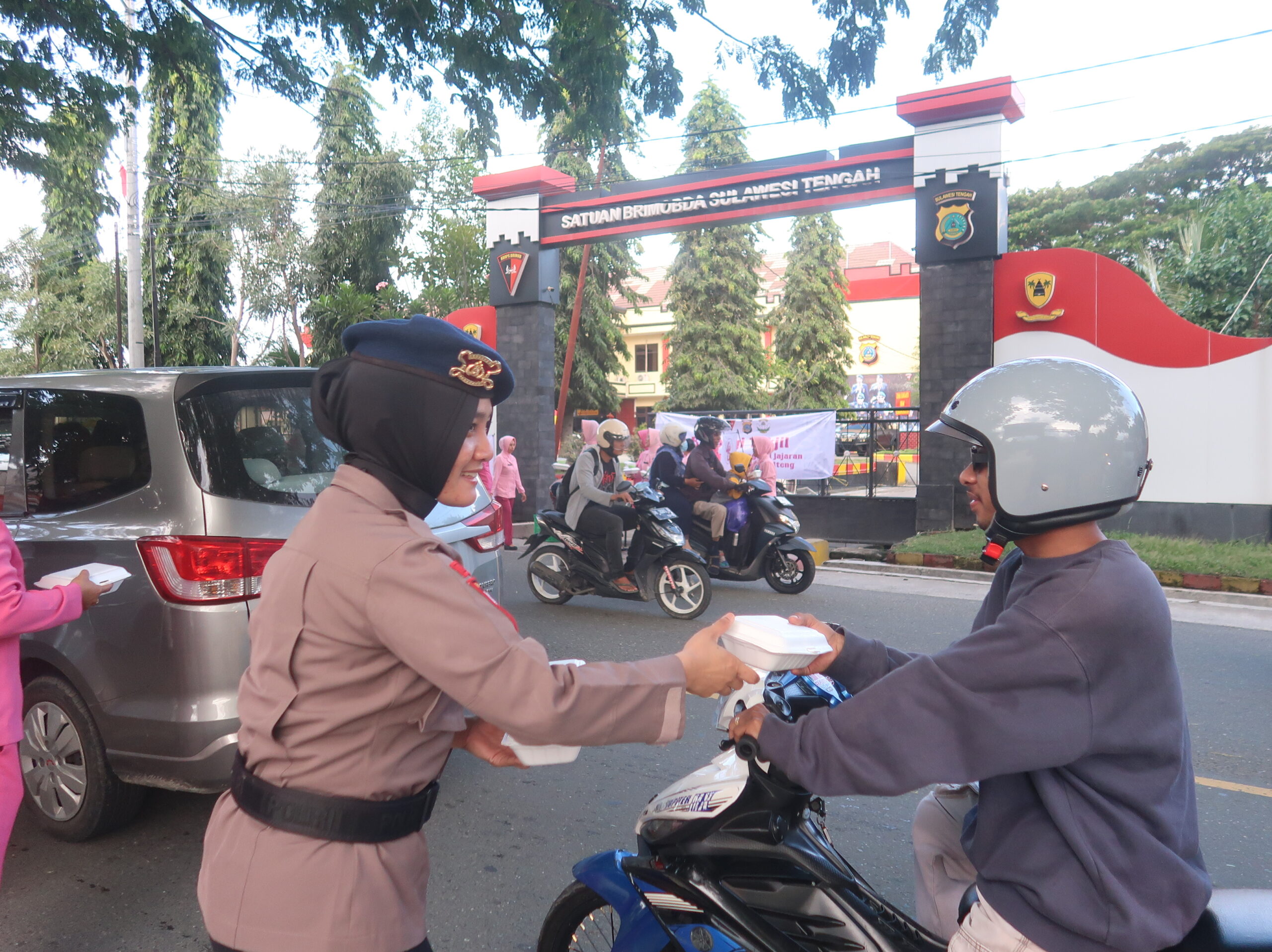 Personel Brimob Polda Sulteng dan Bhayangkari Berbagi Takjil di Bulan Ramadhan - SATUAN BRIMOB ...